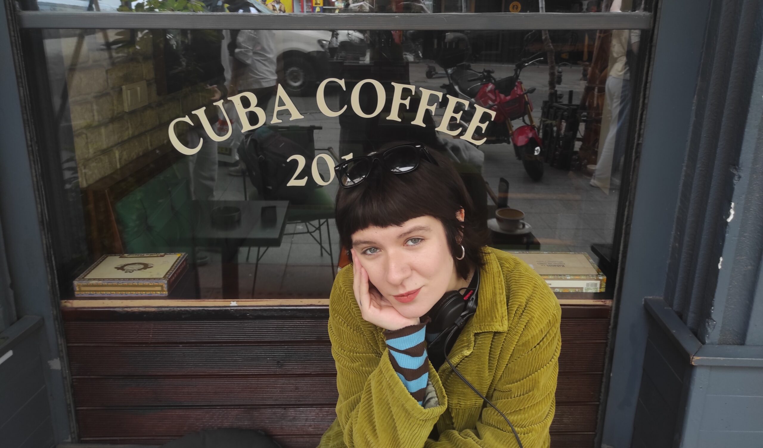 Dilhan Şeşen: “Zaman Karmaşık İşliyor, Lineer Değil” | Kıyı Müzik